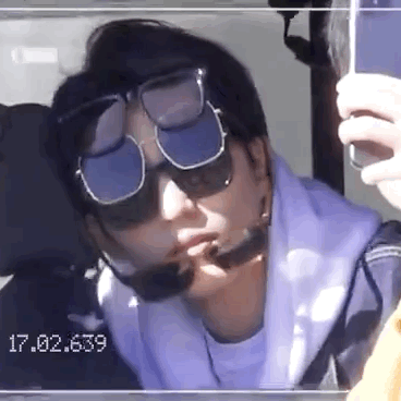 王俊凯好沙雕一男的，一脸戴4个墨镜被制成表情包，太绝了！|王俊凯|沙雕|墨镜_新浪新闻