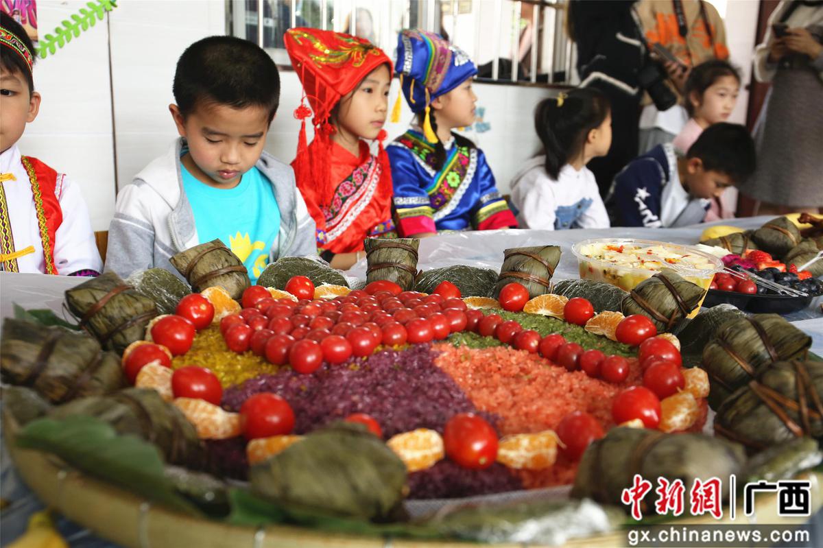 广西小学生迎“三月三” 壮族美食搬到教室|糯米饭_新浪新闻