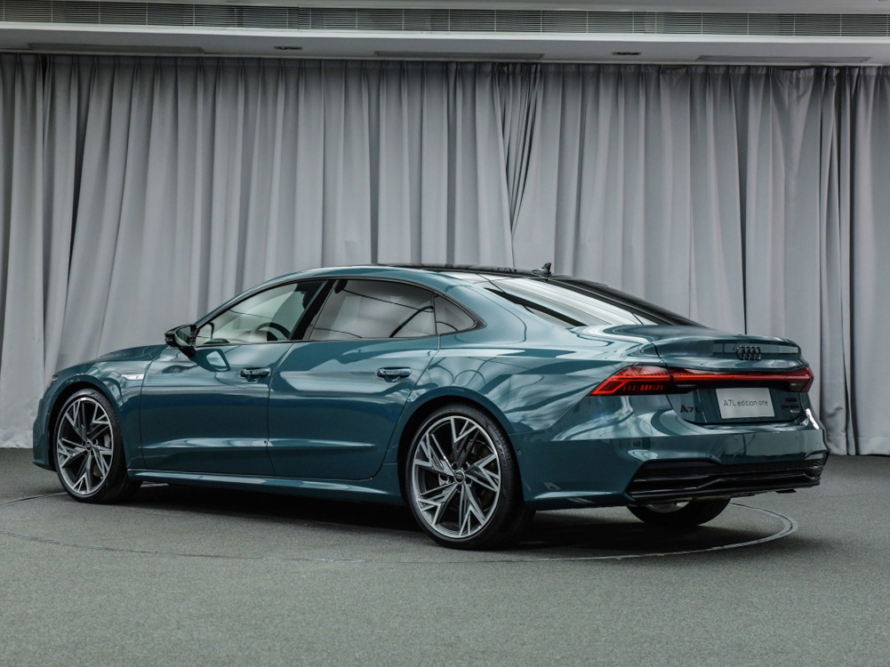 很适合年轻人的豪华行政级轿车，奥迪A7L正式亮相，外观很霸气-新浪汽车