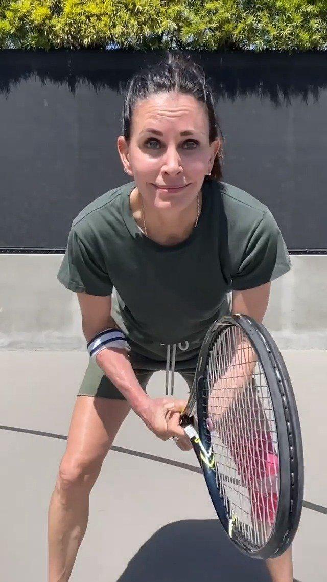 “Monica”Courteney Cox拍网球视频，一人分饰自己和女儿Coco……_新浪新闻