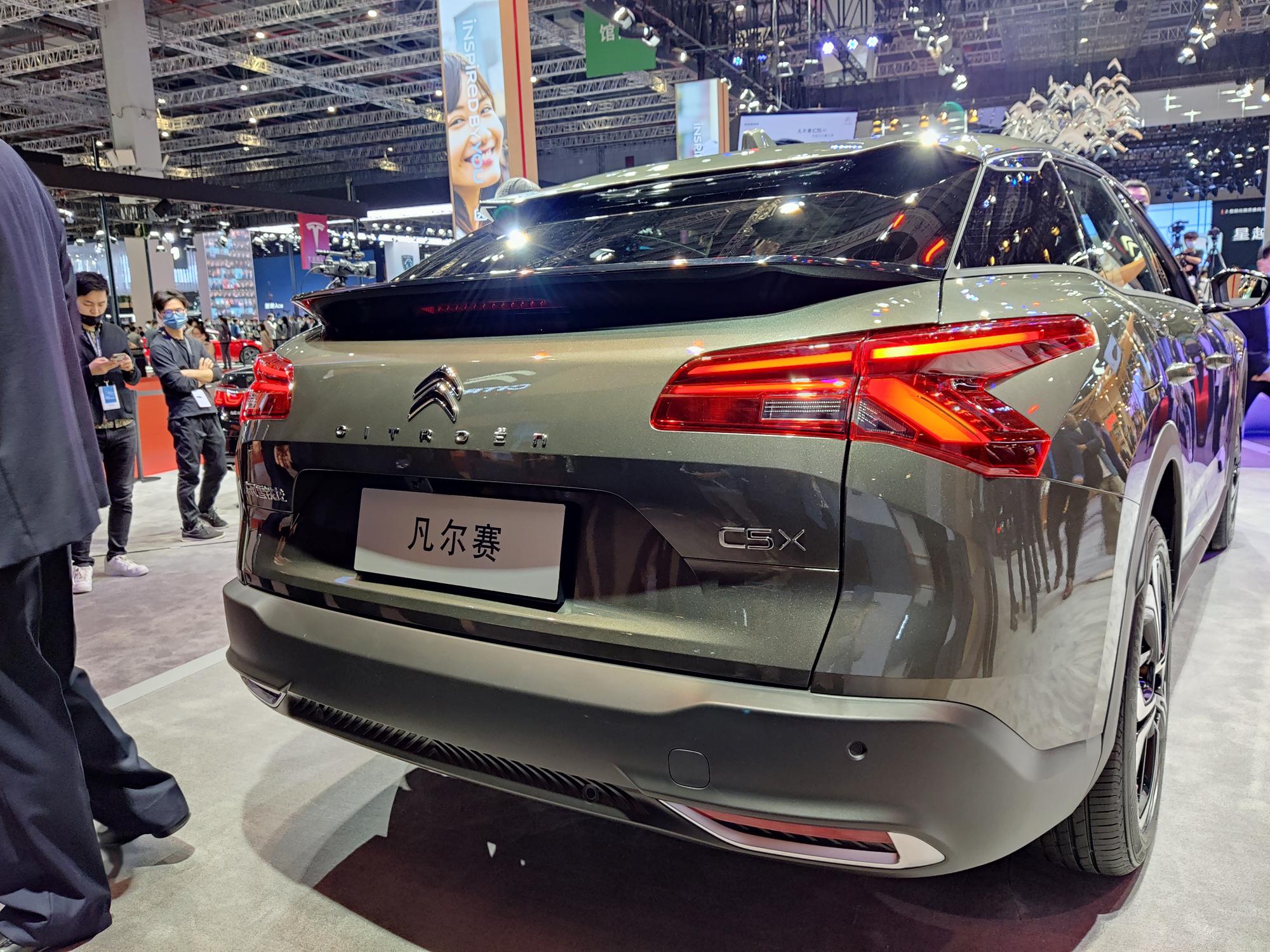 内饰首次公开，上海车展实拍雪铁龙凡尔赛C5X，全新设计给几分？-新浪汽车