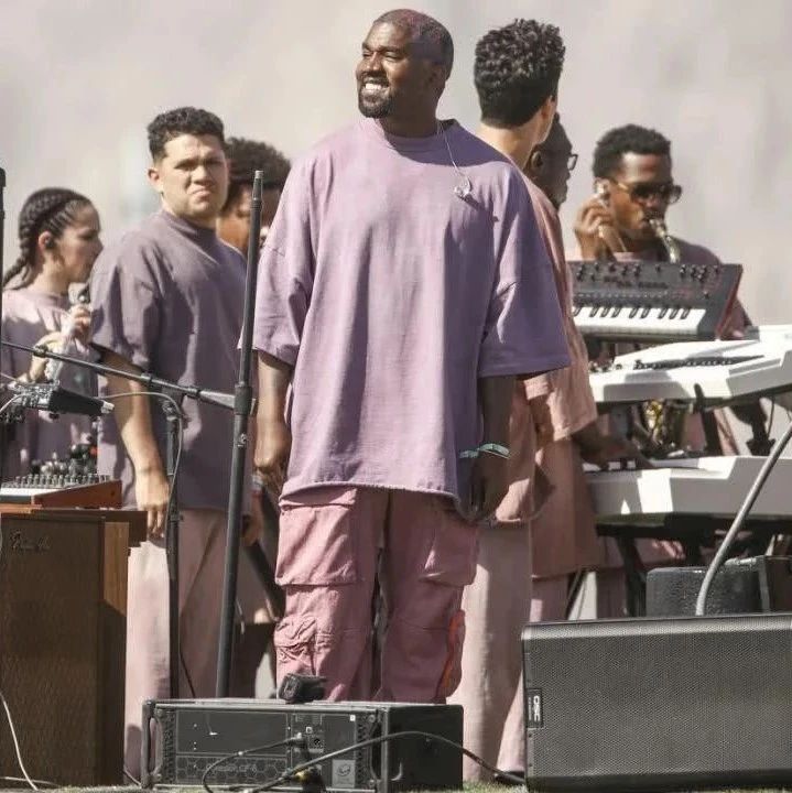 纪念DMX！Kanye West的Sunday Service合唱团在DMX追悼会进行表演|kanye west_新浪新闻