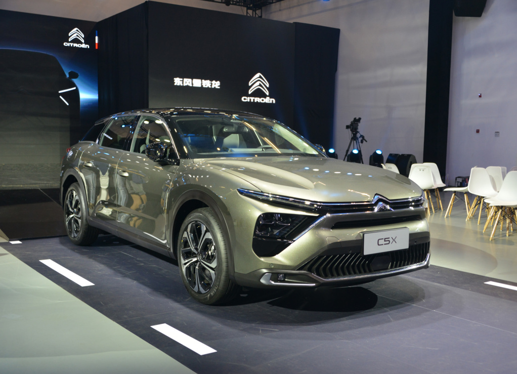 明明有实力，却偏要靠颜值，凡尔赛C5X是你喜欢的类型吗？-新浪汽车