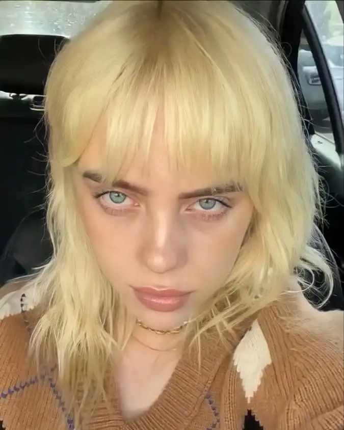 Billie Eilish脱了！首次展现E杯身材，变身寡姐登上《Vogue》封面！