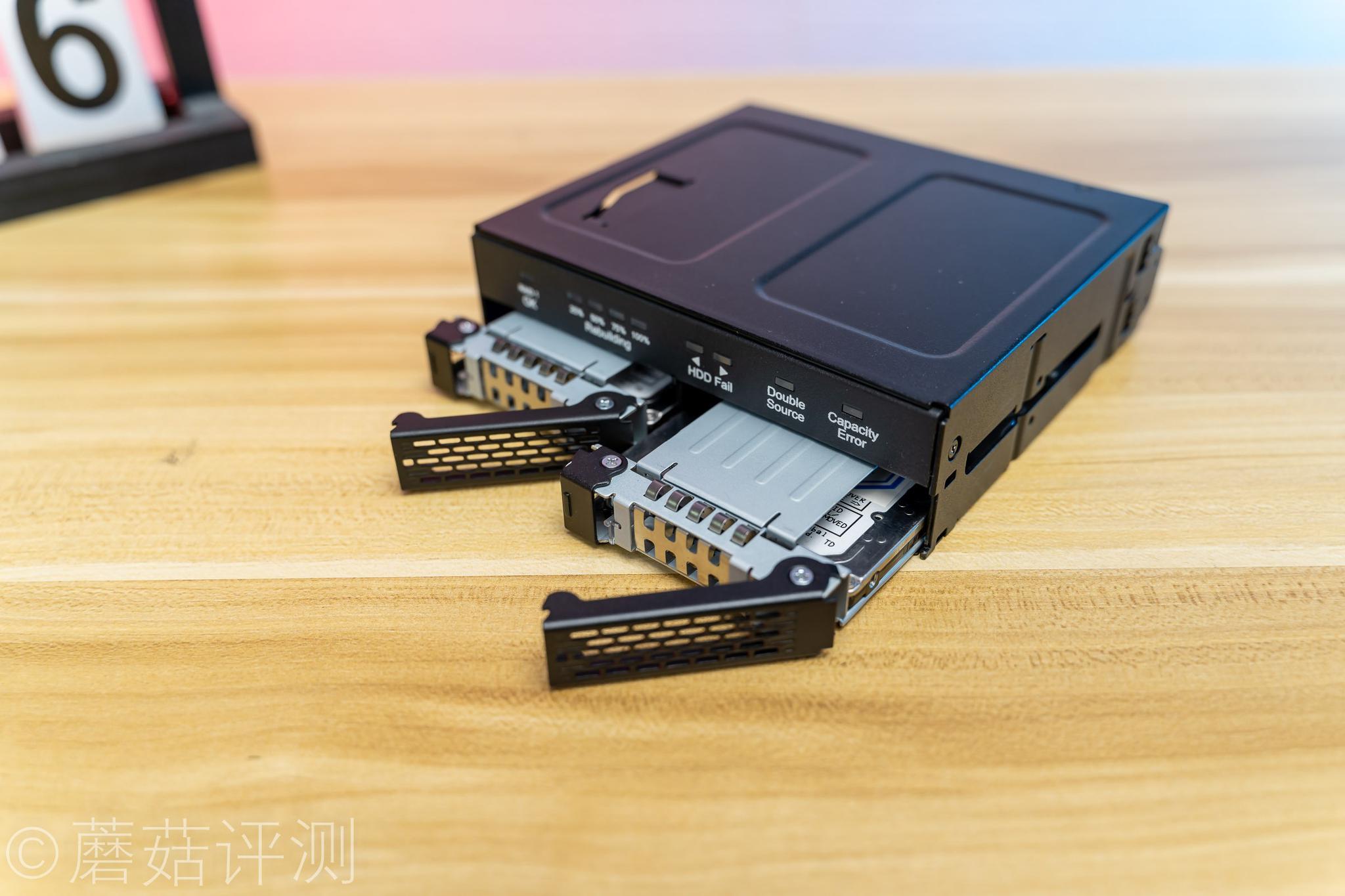 做工精致，一用一备、ICY DOCK两盘位磁盘阵列RAID可抽取硬盘盒__财经头条