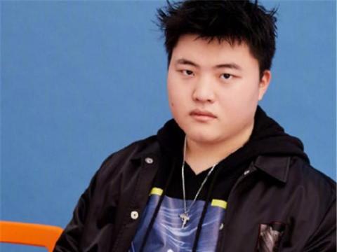 RNG突然发uzi夺冠照片,只为感慨曾经的msi冠军,粉丝却要求换图|乌兹|战队|粉丝_新浪新闻