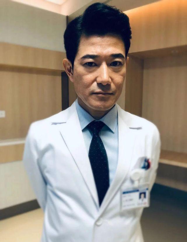 曾是芒果台人气主播，回日本几年无人识，现沦落到陪小网红拍段子