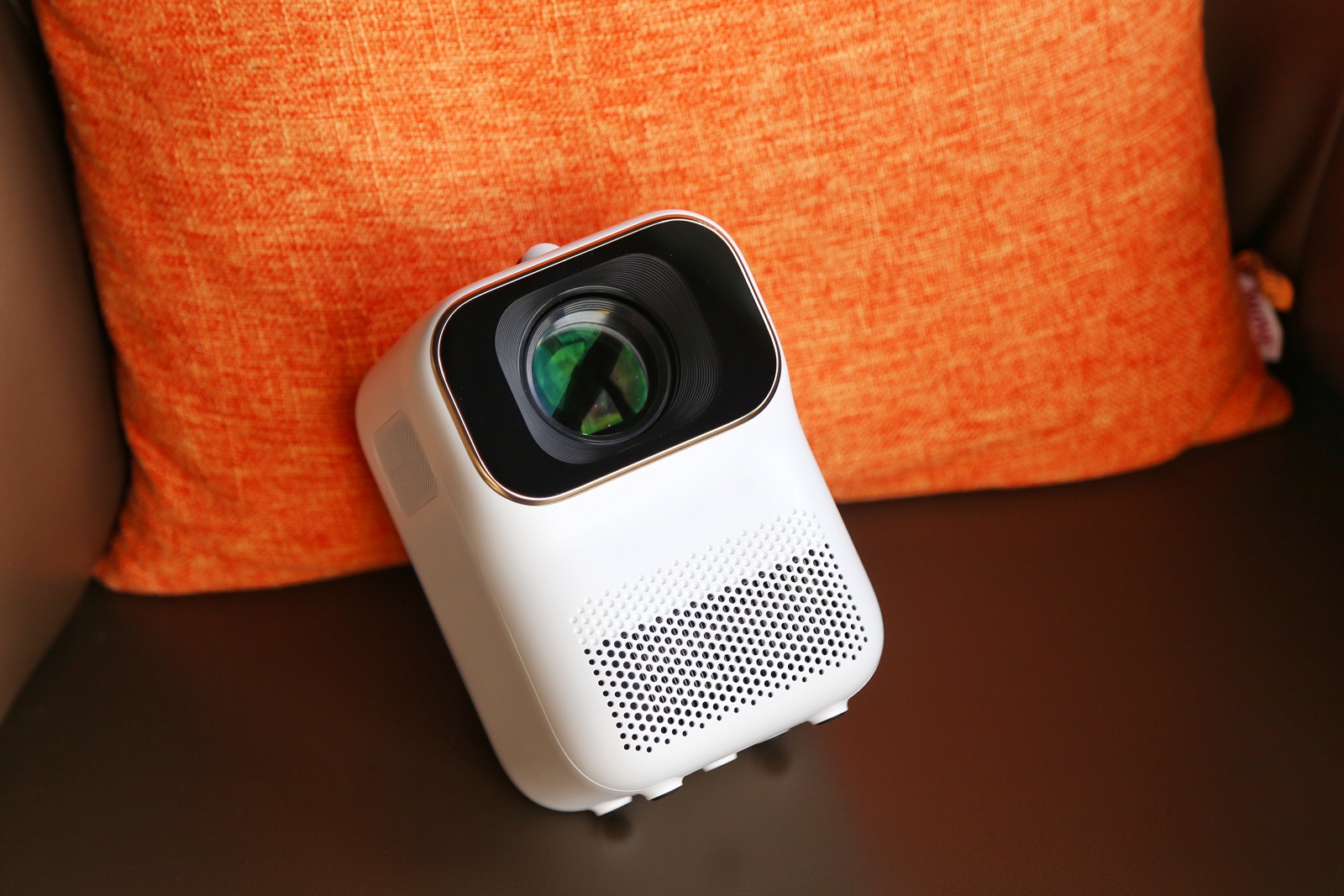 小明Q1迷你投影仪体验：千元投影也可以玩出性价比__财经头条