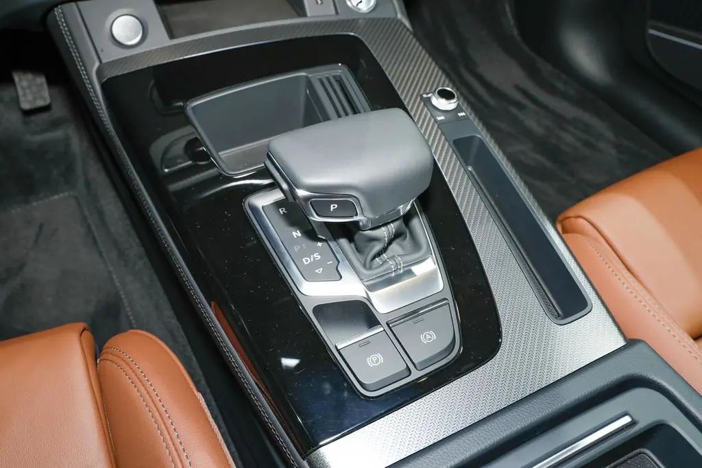 都是高档中型SUV，低配Q5L和顶配红旗HS5谁更值得购买-新浪汽车