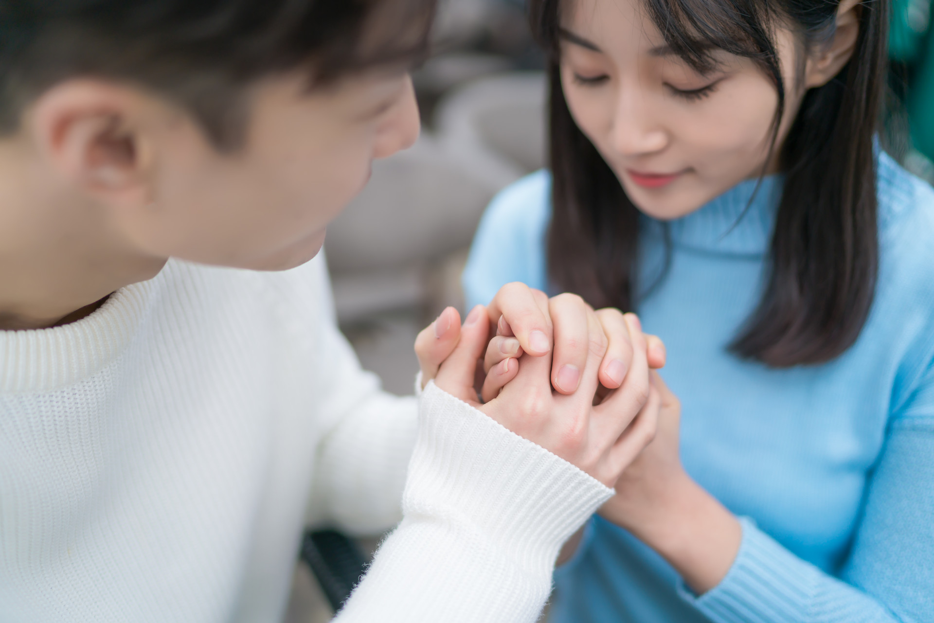 和女同事共进晚餐,需要向老婆报备吗?”异性女同事老婆新浪新闻
