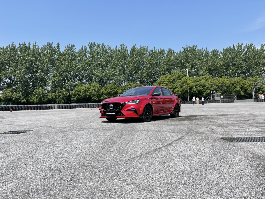 试驾MG 6 XPOWER：将原厂改装车开到赛道是一种怎样的体验？-新浪汽车