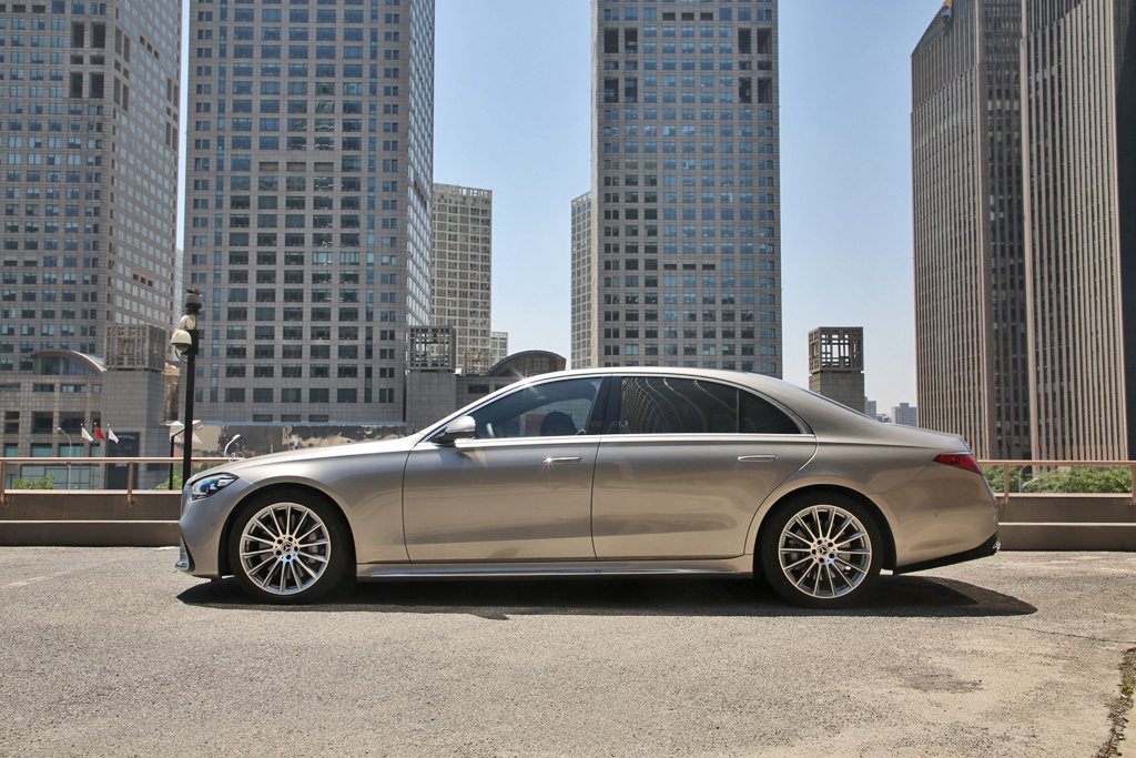 堪称汽车工业的“天花板”？牛车网试驾全新奔驰S500L-新浪汽车