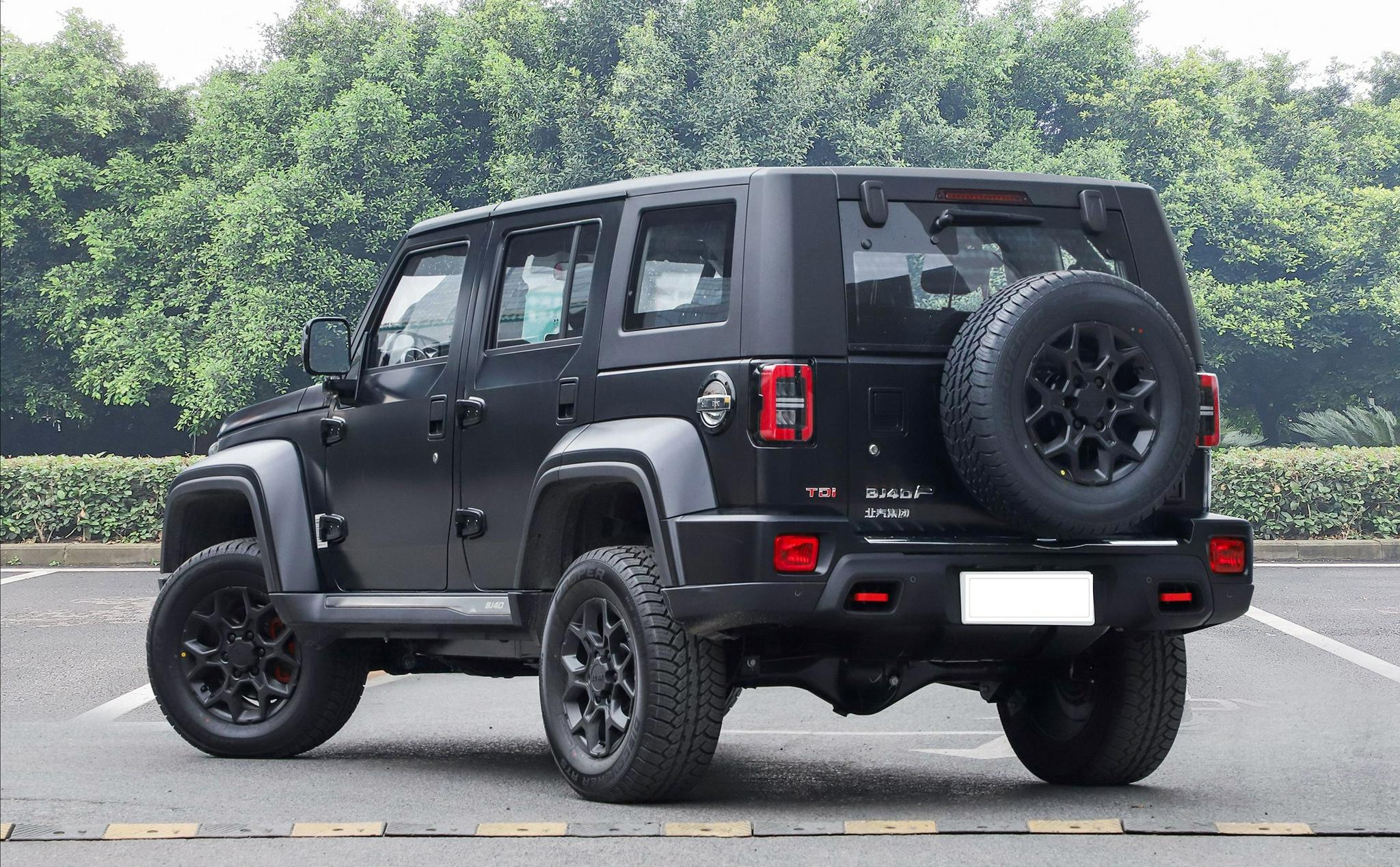 BJ40竟然真得三连冠了，全新硬派外观不输大G，续航1000km-新浪汽车