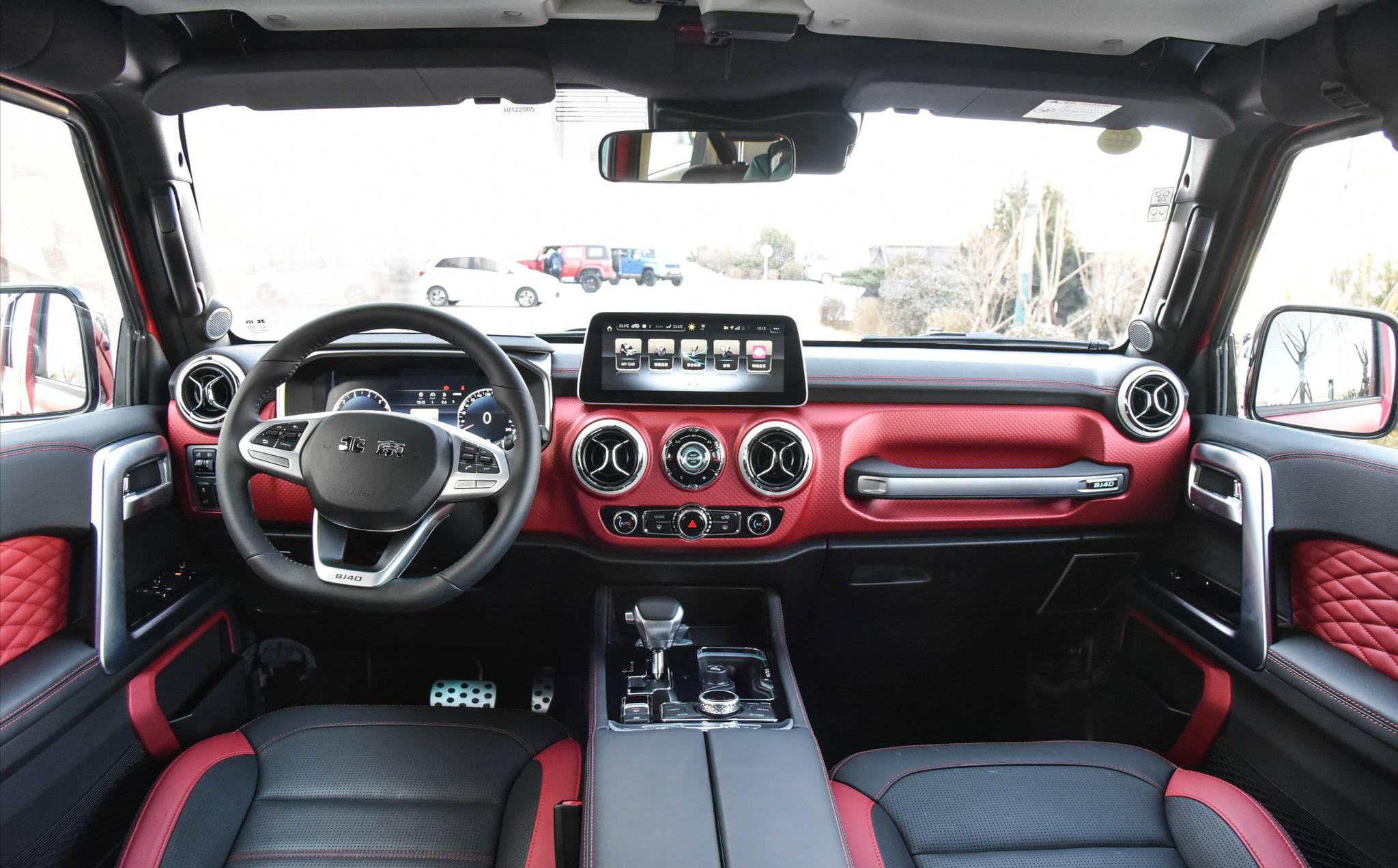 BJ40竟然真得三连冠了，全新硬派外观不输大G，续航1000km-新浪汽车