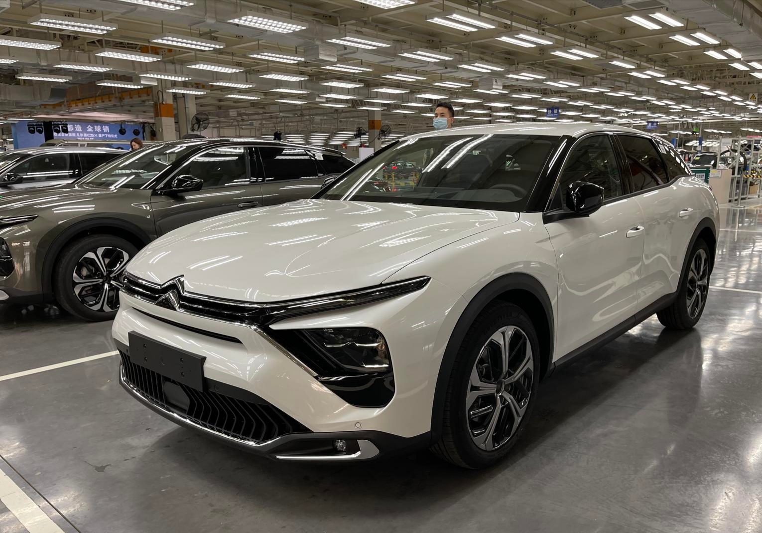 雪铁龙凡尔赛C5X实拍！个性外观+4.9米车长，1.6T引擎最霸气-新浪汽车