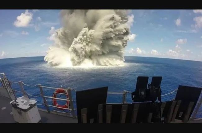 美军“炸”了自己的航空母舰，10吨重型炸弹，在福特号旁边爆炸|福特号|尼米兹|航空母舰_新浪新闻