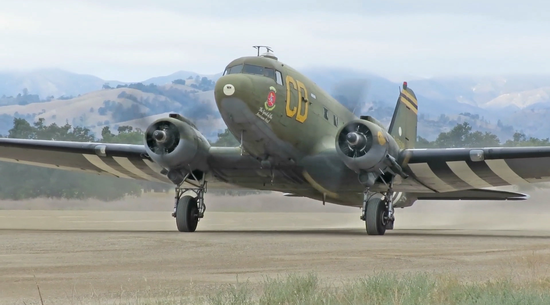 美国第二次世界大战期间的C-47，降落在亨特利格特堡的陆军机场_新浪新闻