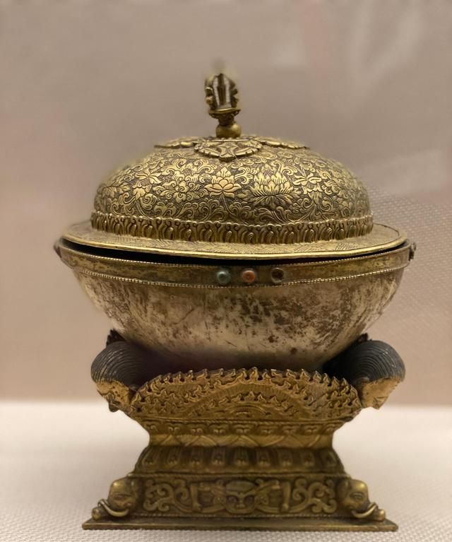 藏传佛教圣殿,这么多的法器,让人看的目不转睛|藏传佛教|人头骨|嘎乌盒_新浪新闻