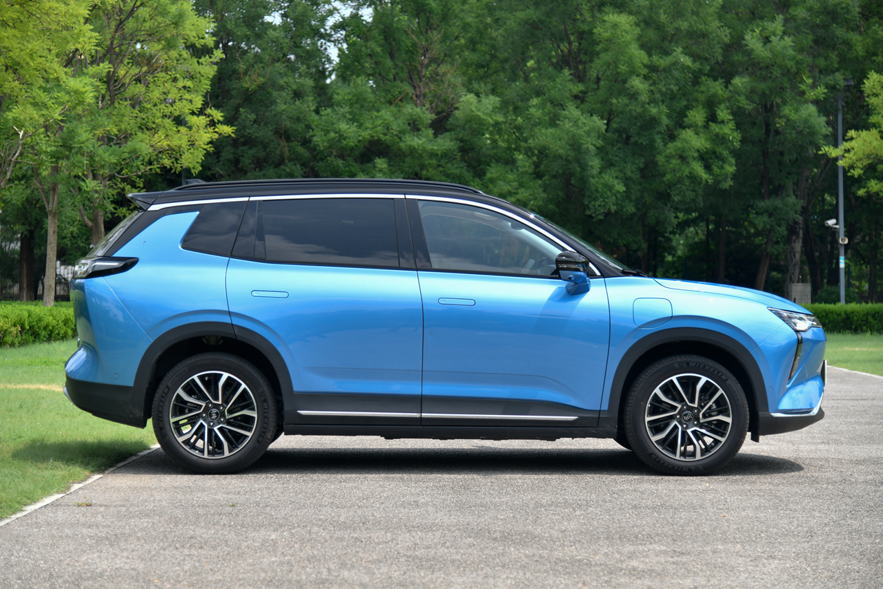 试驾威马W6，搭载L4级自主泊车技术，50米寻迹倒车成了弟弟-新浪汽车