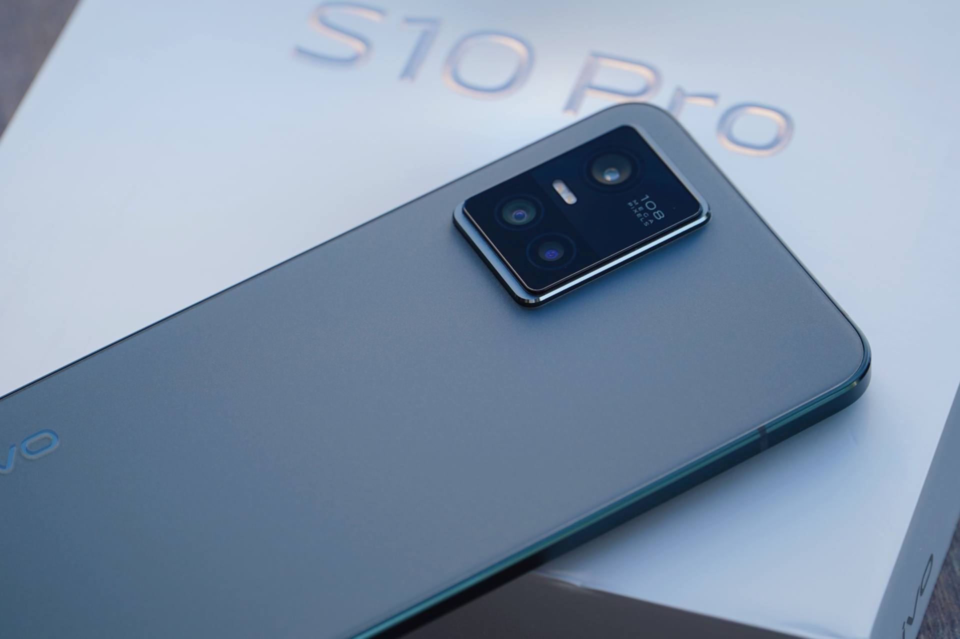 vivo S10 Pro真的有自己的风格，这才是年轻人想要的“轻奢”！__财经头条