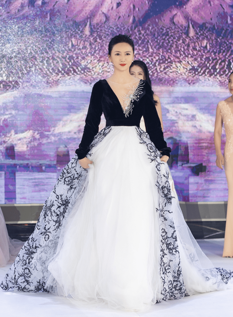 索菲亚20周年庆典高定大秀圆满举办，“冻龄”女神翁虹压轴亮相