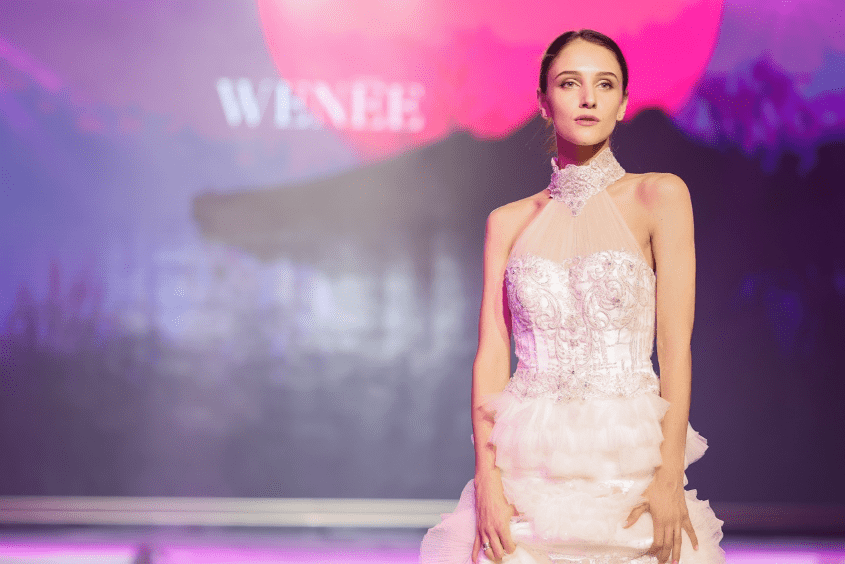 索菲亚20周年庆典高定大秀圆满举办，“冻龄”女神翁虹压轴亮相