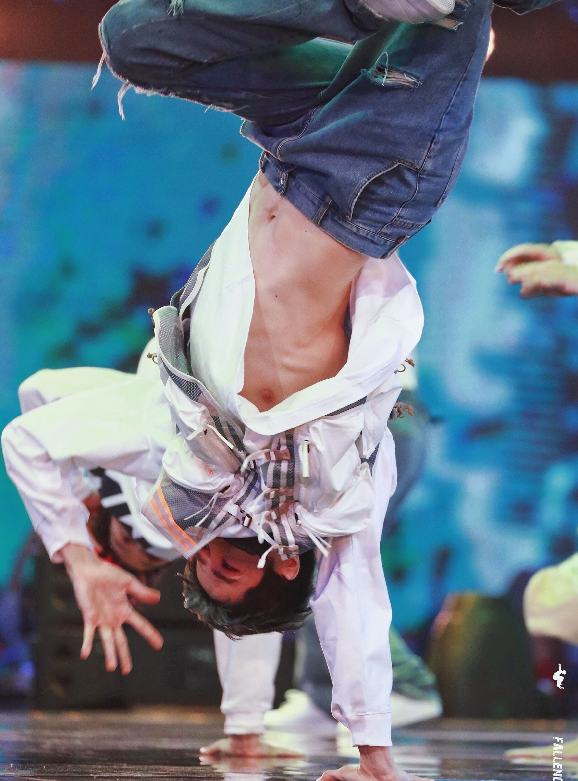 七家赞助独占四家,王一博你去《街舞》,是为了拉品牌赞助的吗?|来伊份|王一博|这就是街舞第四季_新浪新闻