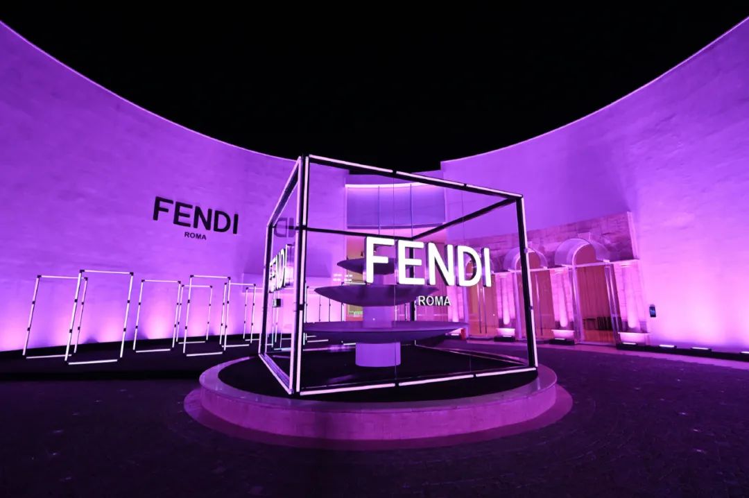 DIOR举办梦之设计师展览、FENDI 呈现霓虹镜像派对……|DIOR|FENDI|香奈儿_新浪时尚_新浪网