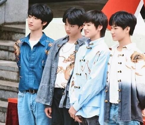 刘耀文严浩翔入选重庆校草大赛,票数让人骄傲,文文“一骑绝尘”|一骑绝尘|刘耀文|严浩翔_新浪新闻