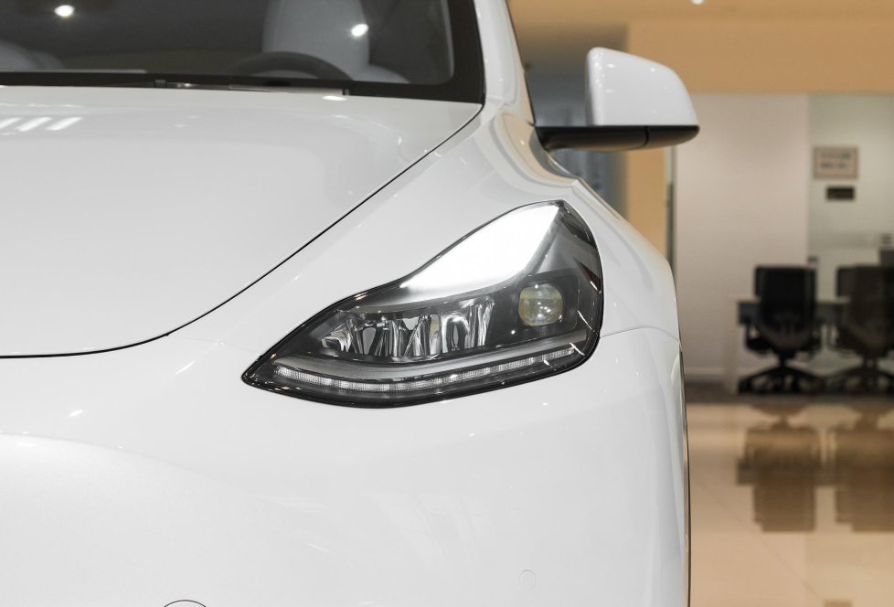 补贴后仅27.6万起，特斯拉Model Y门槛降低后，选它还是买国产？-新浪汽车