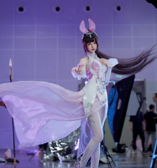 五年后的小舞COS照来袭,搭配白丝袜绝了,好身材尽显|小姐姐|丝袜|五年_新浪新闻