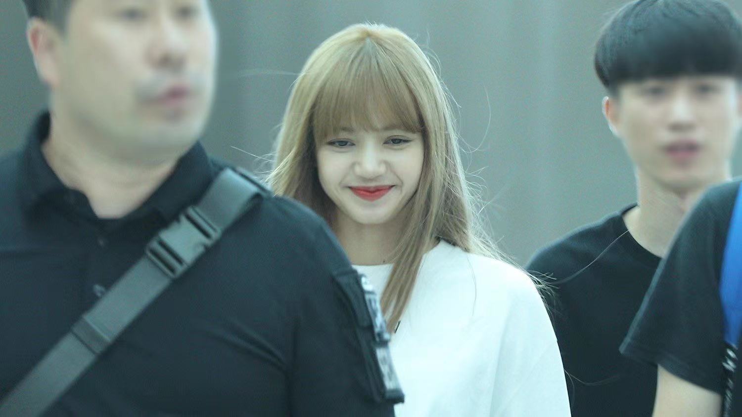 Lisa将solo出道，概念海报亮相，金发红衣魅力十足充满神秘感