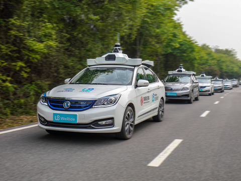 文远知行Robotaxi武汉暴雨天晚高峰测试-新浪汽车