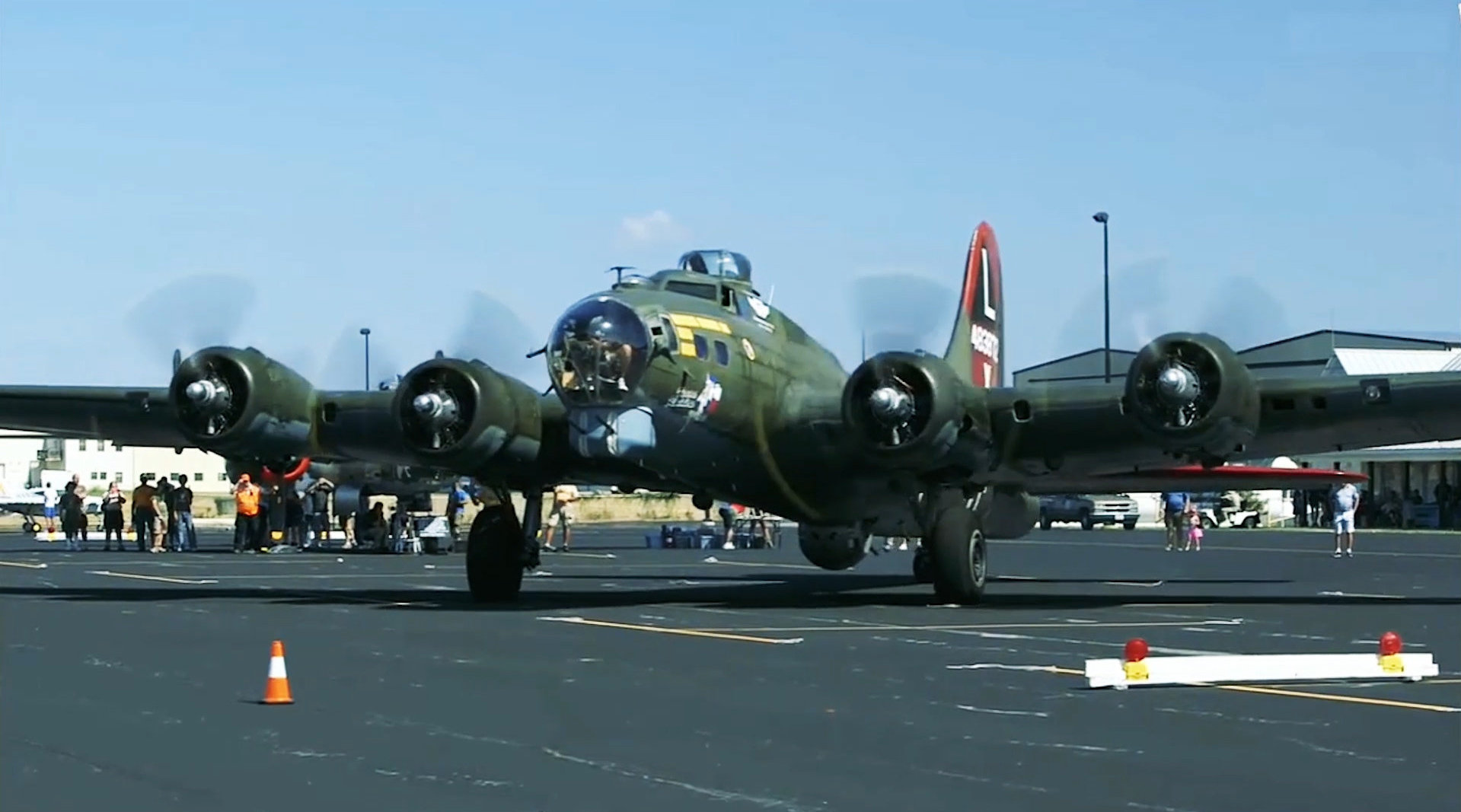 世上第一架全金属机身，B-17轰炸机，配4台引擎的螺旋桨轰炸机！_新浪新闻