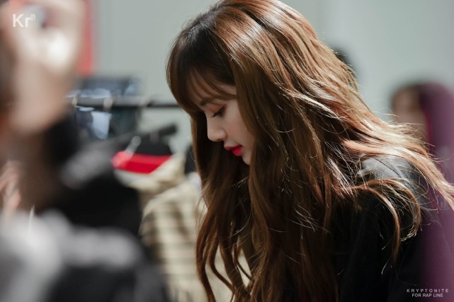 Lisa回归造型曝光，齐刘海及腰长发全包眼线，风格你能接受吗