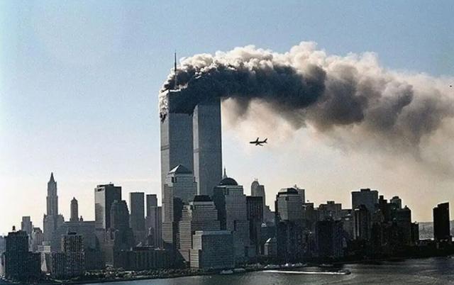 美军预备役大使回忆911事件，五角大楼被撞时正在办公，安全逃生__财经头条