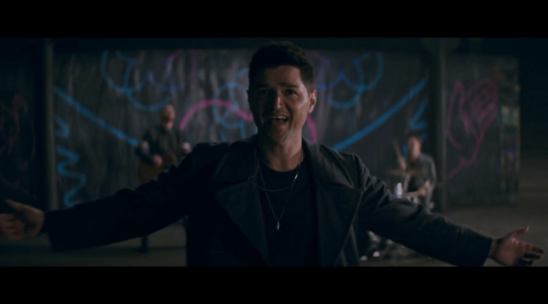 手稿乐队新单I Want It All超清mv大首播！_新浪新闻