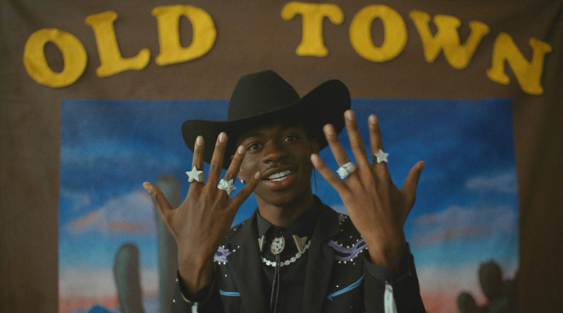 牛X！李娜叉联手麦莉老爹破纪录神曲Old Town Road《老城路》_新浪新闻