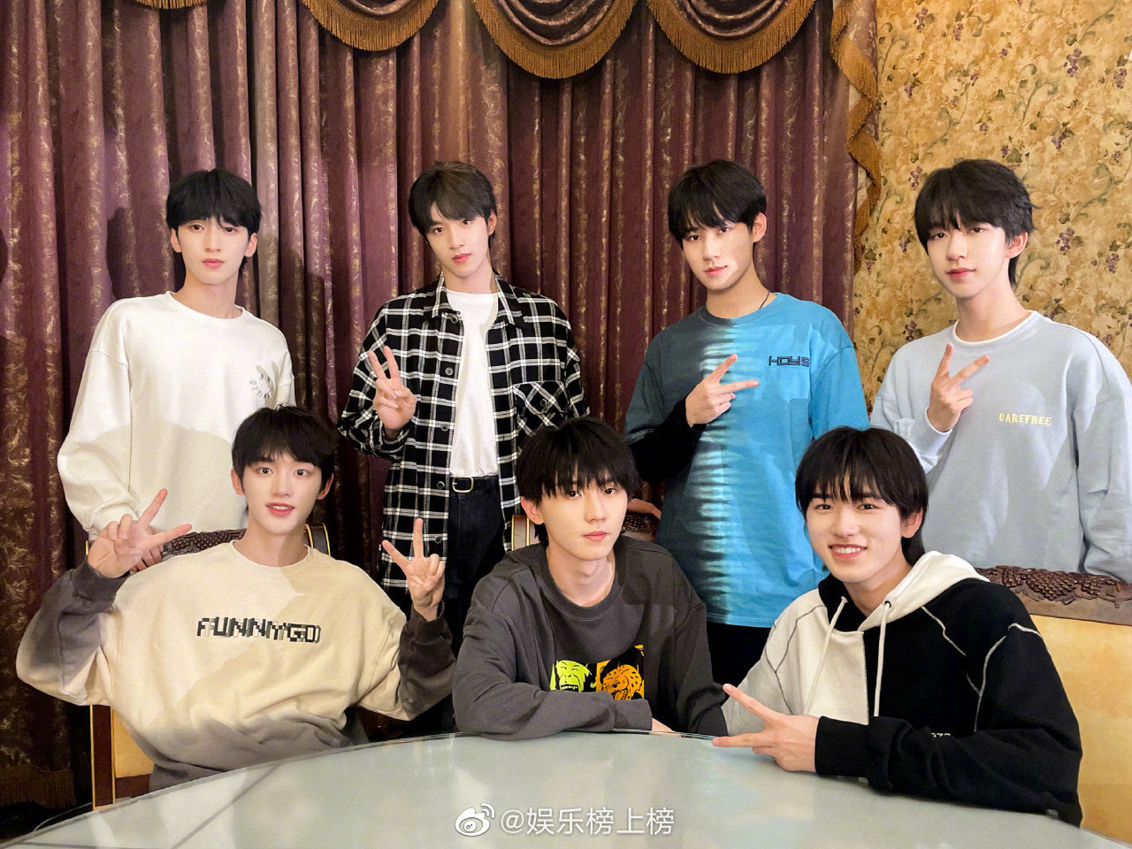 时代少年团成员们，从全国各地汇聚一起，共同祝大家中秋快乐！|时代少年团_新浪新闻