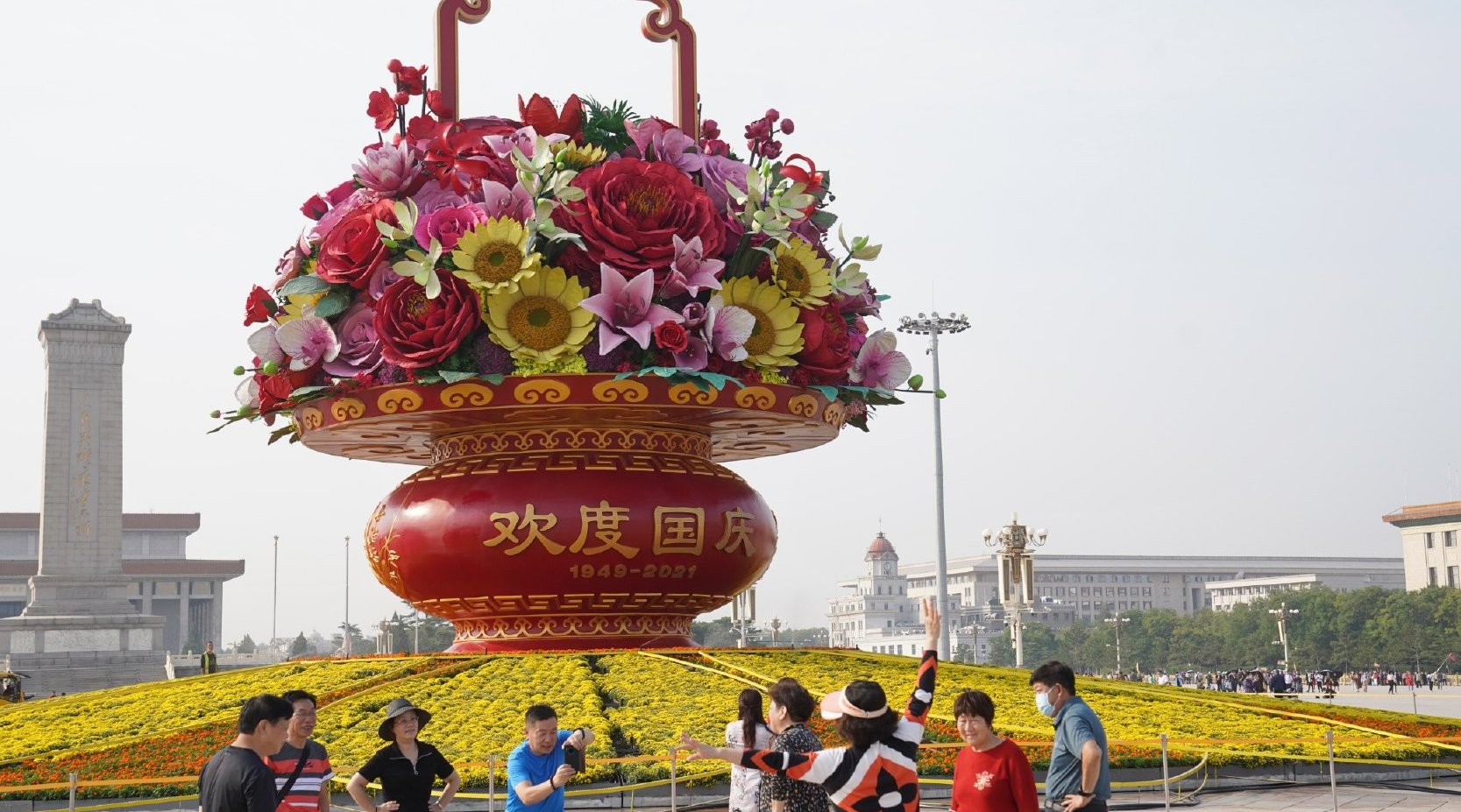 先睹为快！天安门广场大花篮精彩亮相_新浪新闻