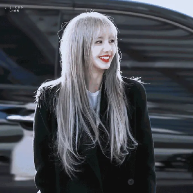 Lisa近照大变样，脸肿嘴大苹果肌夸张，离开韩妆颜值一般