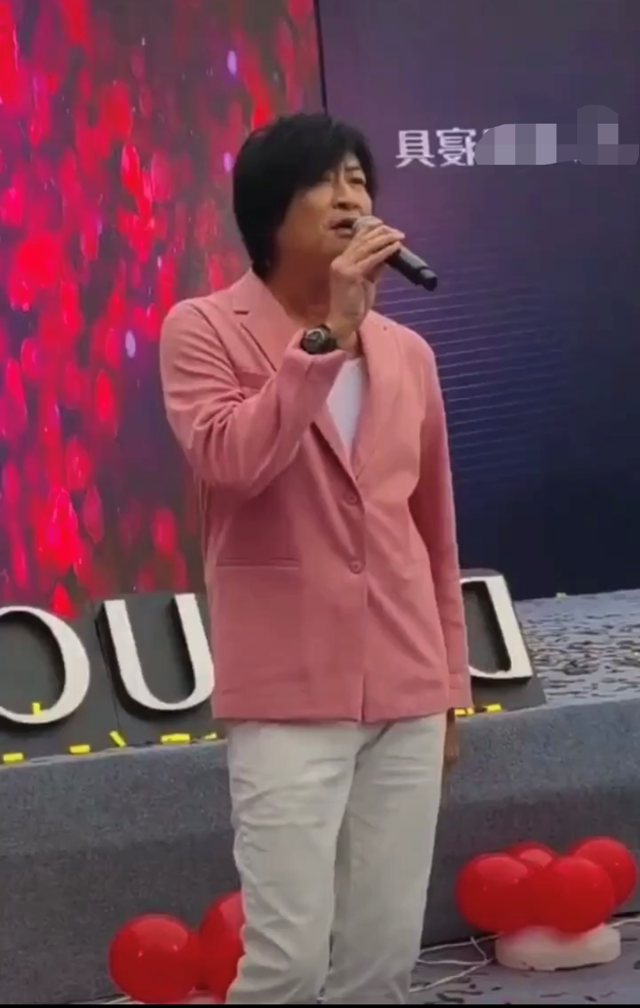 52岁“情歌诗人”游鸿明近况曝光，现身露天商演，再度演唱成名曲