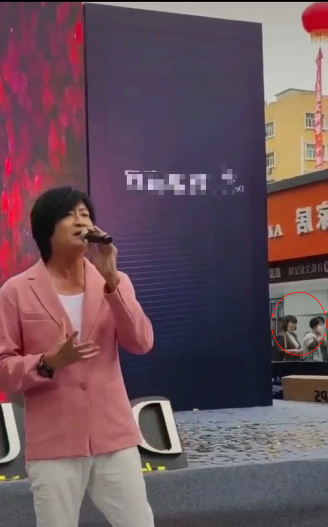 52岁“情歌诗人”游鸿明近况曝光，现身露天商演，再度演唱成名曲