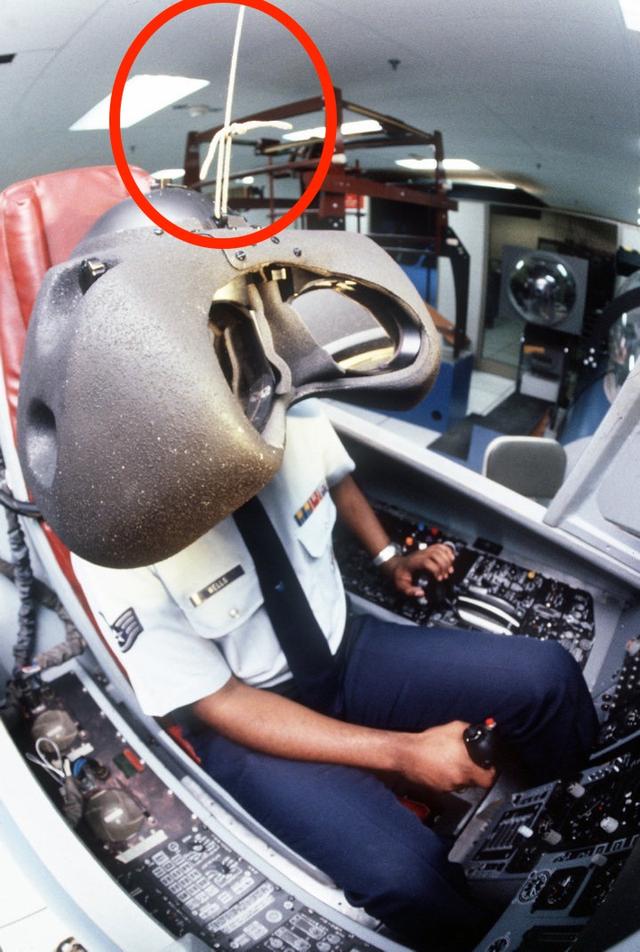 1982年的军用VR头盔是啥样的？太辣眼睛，飞行员戴上像变异外星人