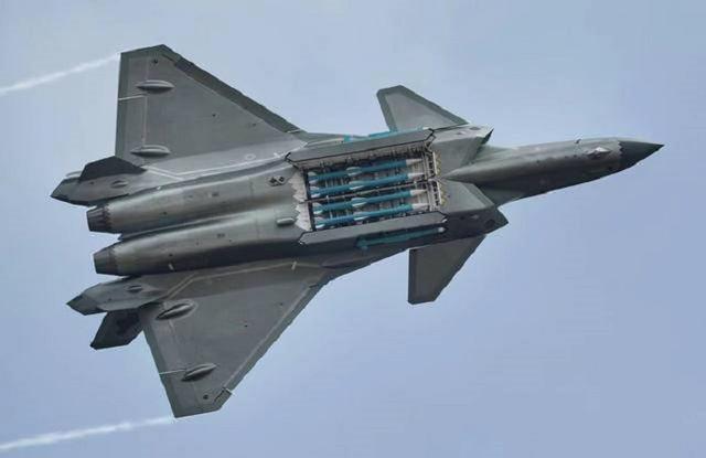 PL15导弹亮相珠海航展 它是歼20隐身战斗机的主要武器|空空导弹|导弹|战斗机_新浪新闻