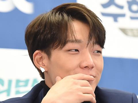 YG公司回应26岁Bobby当爸消息 确认其儿子出生|出生|儿子|亲笔信_新浪新闻