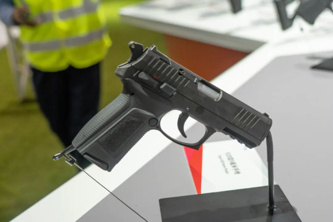 枪械大赏：“珠海航展”枪械展区全收录！（高清大图，喜欢自取）|珠海航展_新浪新闻