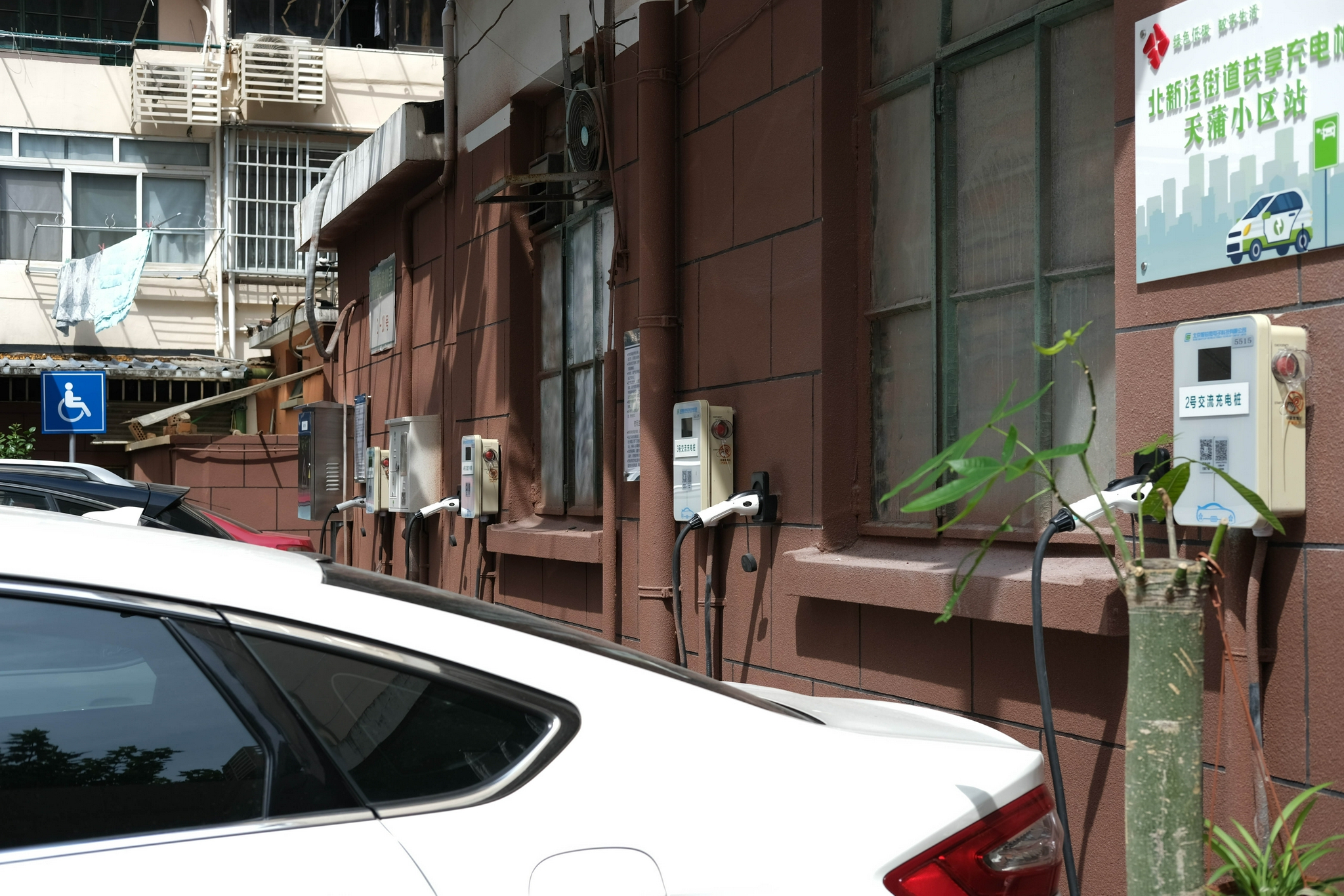 低碳72策：上下打通，让汽车充电桩进老小区｜城市呼吸|充电桩|低碳|老小区_新浪新闻