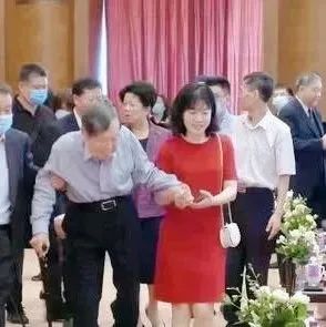 杨振宁百岁生日宴现场照曝光，翁帆气质不凡甘当老公“人肉拐杖”|杨振宁|翁帆_新浪新闻