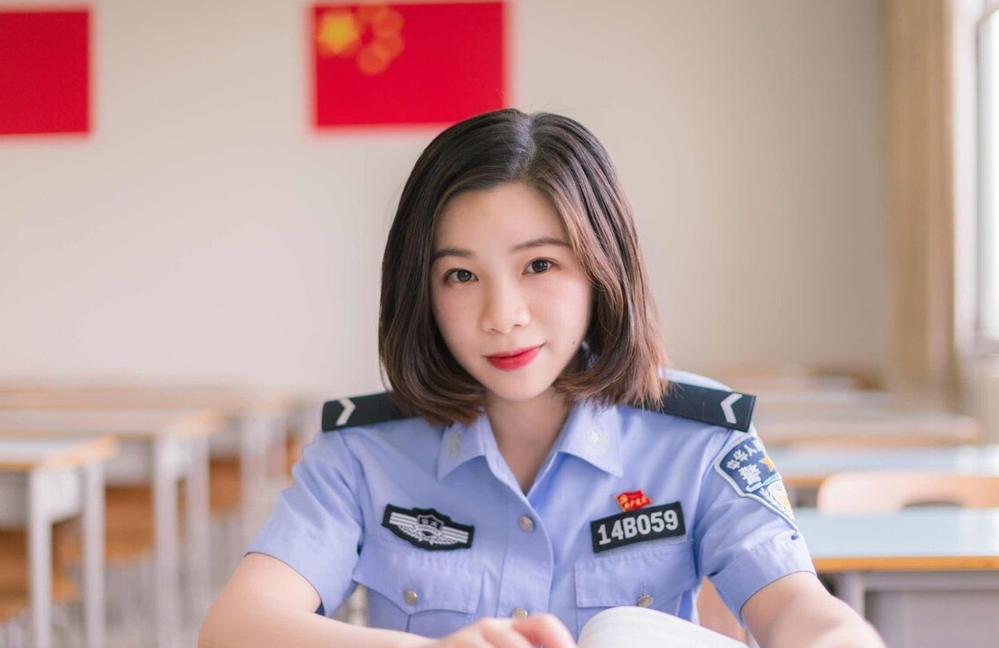 公务员又有新制服了，一年四季不重样，满足3个条件就能穿